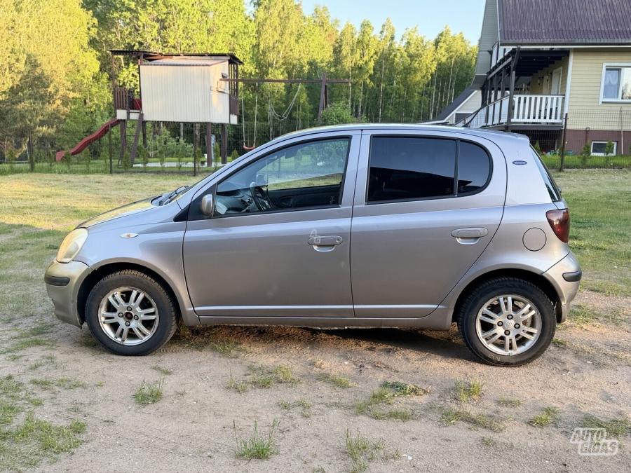 Pelēks Toyota Yaris 2004 Viļņa, ar dzinēja tilpumu 1.40 L un nobraukumu 230 tūkst. km par 1000 €, foto 3 vietnē AUTOMOTO.COM.LV
