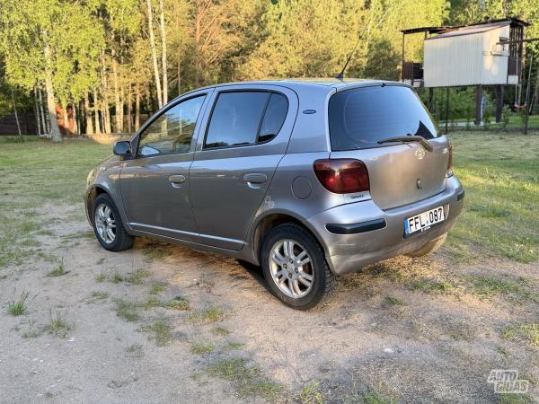 Pelēks Toyota Yaris 2004 Viļņa, ar dzinēja tilpumu 1.40 L un nobraukumu 230 tūkst. km par 1000 €, foto 3 vietnē AUTOMOTO.COM.LV