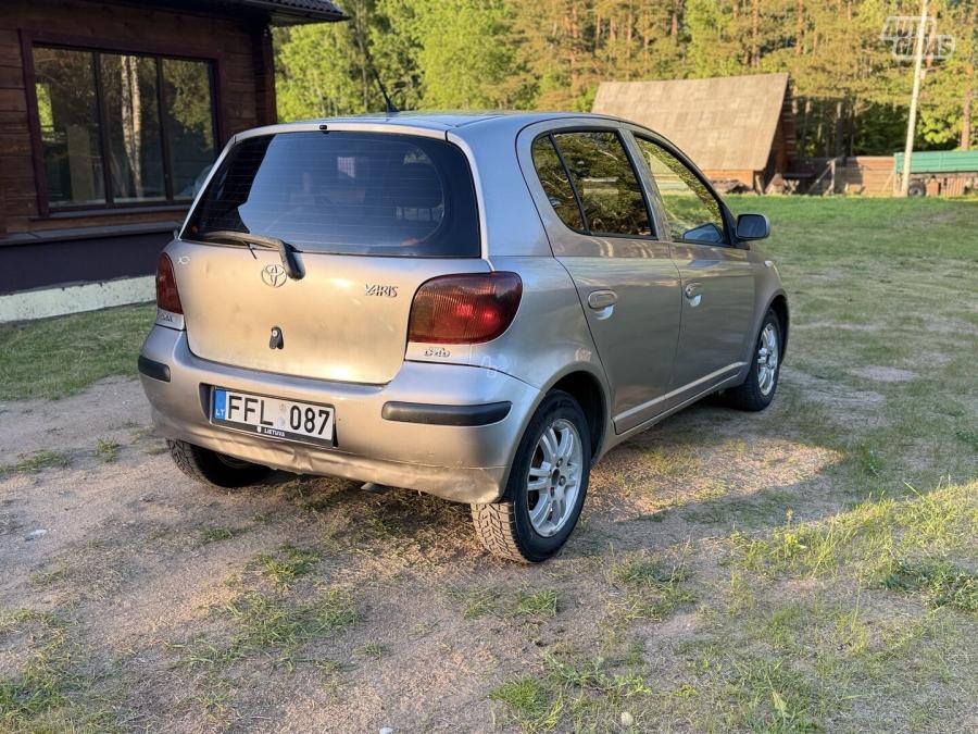 Pelēks Toyota Yaris 2004 Viļņa, ar dzinēja tilpumu 1.40 L un nobraukumu 230 tūkst. km par 1000 €, foto 5 vietnē AUTOMOTO.COM.LV