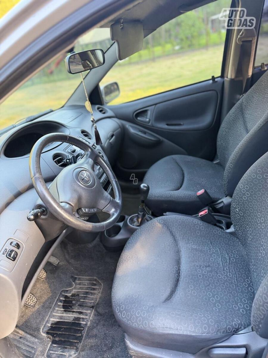 Pelēks Toyota Yaris 2004 Viļņa, ar dzinēja tilpumu 1.40 L un nobraukumu 230 tūkst. km par 1000 €, foto 8 vietnē AUTOMOTO.COM.LV