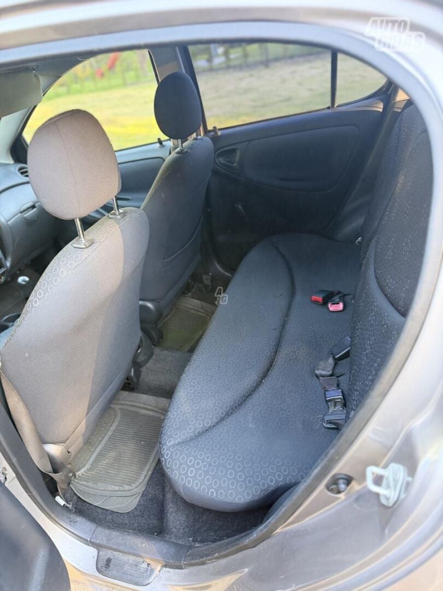 Pelēks Toyota Yaris 2004 Viļņa, ar dzinēja tilpumu 1.40 L un nobraukumu 230 tūkst. km par 1000 €, foto 9 vietnē AUTOMOTO.COM.LV