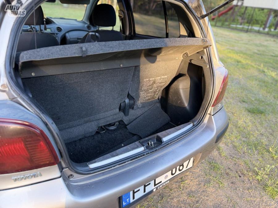 Pelēks Toyota Yaris 2004 Viļņa, ar dzinēja tilpumu 1.40 L un nobraukumu 230 tūkst. km par 1000 €, foto 10 vietnē AUTOMOTO.COM.LV