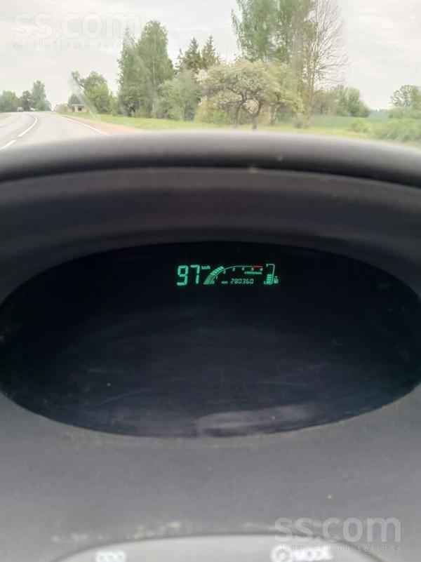 Grey Toyota Yaris 2004 in Riga, with an engine capacity of 1.40 L and mileage of 280 thousand km for 950 €, photo 4 on AUTOMOTO.COM.LV