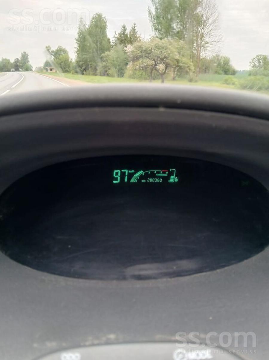Grey Toyota Yaris 2004 in Riga, with an engine capacity of 1.40 L and mileage of 280 thousand km for 950 €, photo 5 on AUTOMOTO.COM.LV