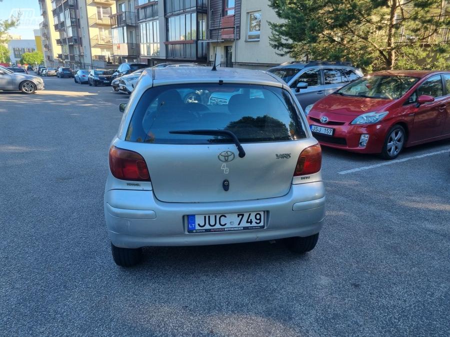 Pelēks Toyota Yaris 2004 Viļņa, ar dzinēja tilpumu 1.00 L un nobraukumu 217 tūkst. km par 850 €, foto 5 vietnē AUTOMOTO.COM.LV