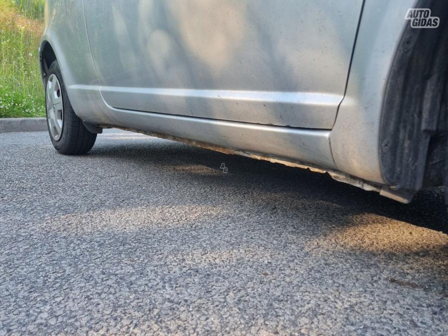 Pelēks Toyota Yaris 2004 Viļņa, ar dzinēja tilpumu 1.00 L un nobraukumu 217 tūkst. km par 850 €, foto 12 vietnē AUTOMOTO.COM.LV