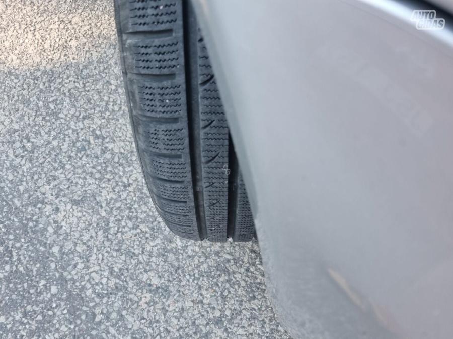 Pelēks Toyota Yaris 2004 Viļņa, ar dzinēja tilpumu 1.00 L un nobraukumu 217 tūkst. km par 850 €, foto 13 vietnē AUTOMOTO.COM.LV