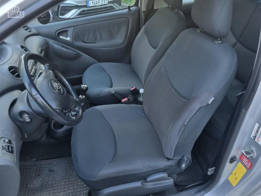 Pelēks Toyota Yaris 2004 Viļņa, ar dzinēja tilpumu 1.00 L un nobraukumu 217 tūkst. km par 850 €, foto 18 vietnē AUTOMOTO.COM.LV