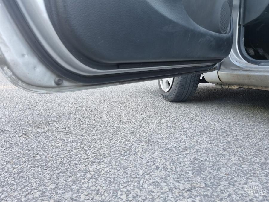 Pelēks Toyota Yaris 2004 Viļņa, ar dzinēja tilpumu 1.00 L un nobraukumu 217 tūkst. km par 850 €, foto 21 vietnē AUTOMOTO.COM.LV