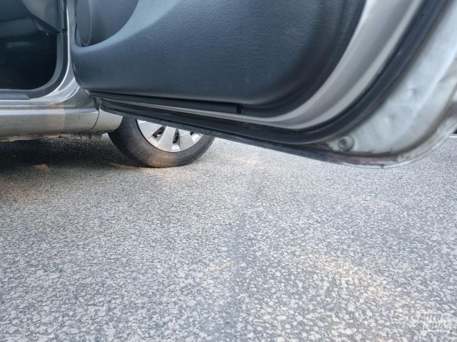 Pelēks Toyota Yaris 2004 Viļņa, ar dzinēja tilpumu 1.00 L un nobraukumu 217 tūkst. km par 850 €, foto 22 vietnē AUTOMOTO.COM.LV
