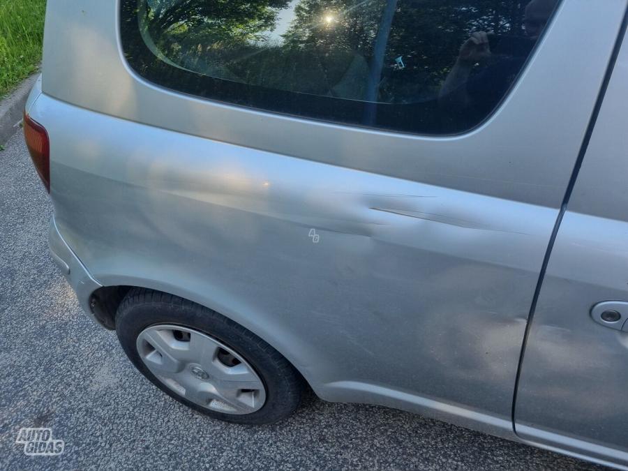 Pelēks Toyota Yaris 2004 Viļņa, ar dzinēja tilpumu 1.00 L un nobraukumu 217 tūkst. km par 850 €, foto 26 vietnē AUTOMOTO.COM.LV