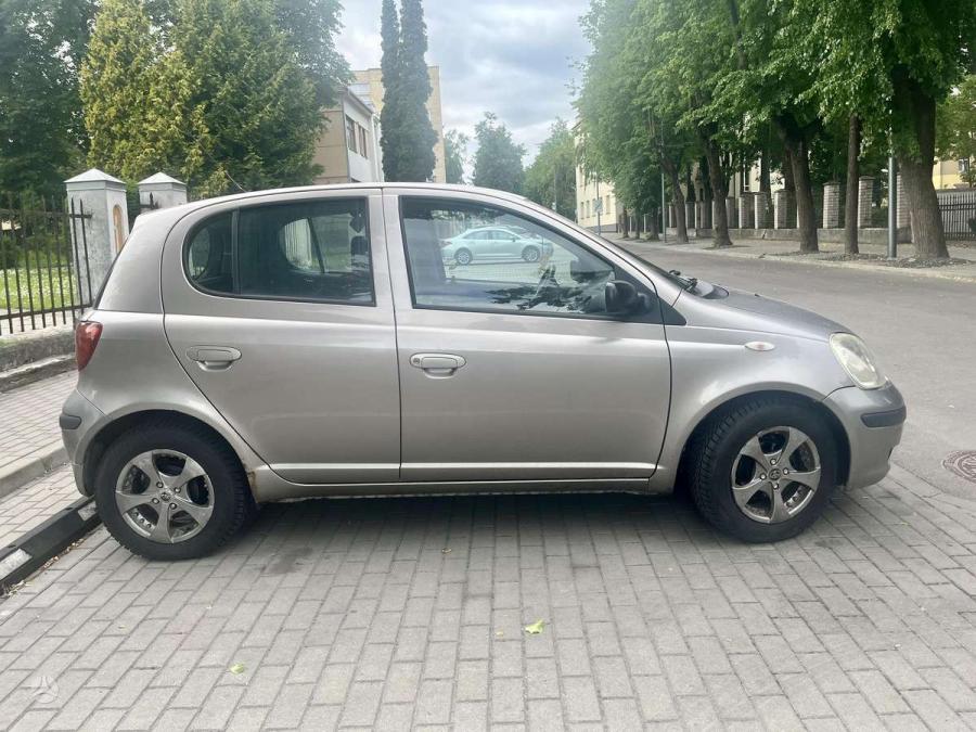 Grey Toyota Yaris 2004 in Vilnius, with an engine capacity of 1.00 L and mileage of 299 thousand km for 1000 €, photo 3 on AUTOMOTO.COM.LV