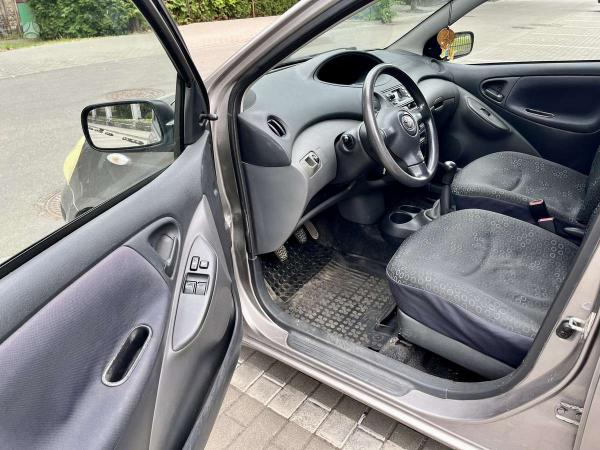 Pelēks Toyota Yaris 2004 Viļņa, ar dzinēja tilpumu 1.00 L un nobraukumu 299 tūkst. km par 1000 €, foto 6 vietnē AUTOMOTO.COM.LV