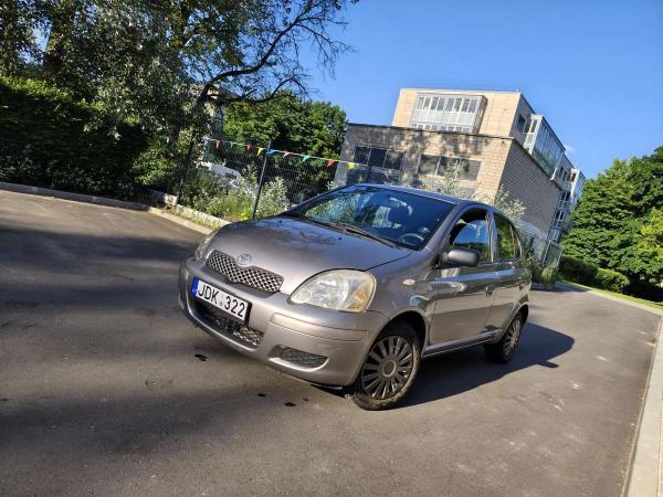 Pelēks Toyota Yaris 2004 Viļņa, ar dzinēja tilpumu 1.36 L un nobraukumu 294 tūkst. km par 1150 €, foto 1 vietnē AUTOMOTO.COM.LV