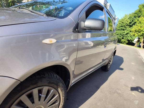 Pelēks Toyota Yaris 2004 Viļņa, ar dzinēja tilpumu 1.36 L un nobraukumu 294 tūkst. km par 1150 €, foto 2 vietnē AUTOMOTO.COM.LV