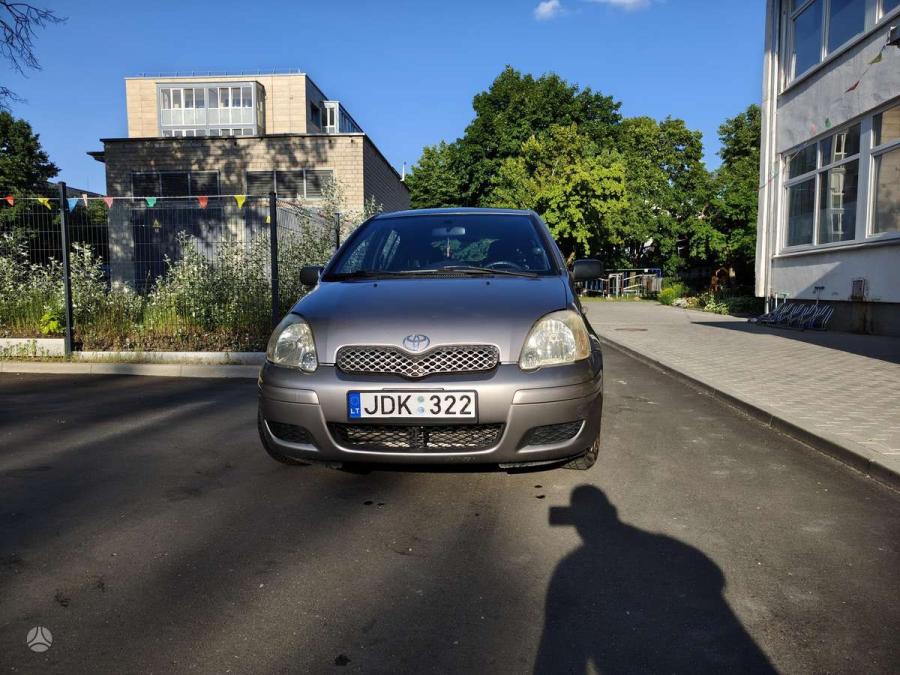 Grey Toyota Yaris 2004 in Vilnius, with an engine capacity of 1.36 L and mileage of 294 thousand km for 1150 €, photo 13 on AUTOMOTO.COM.LV