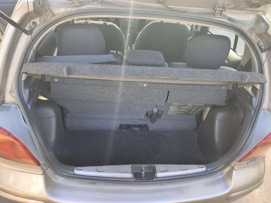 Grey Toyota Yaris 2004 in Vilnius, with an engine capacity of 1.36 L and mileage of 294 thousand km for 1150 €, photo 17 on AUTOMOTO.COM.LV