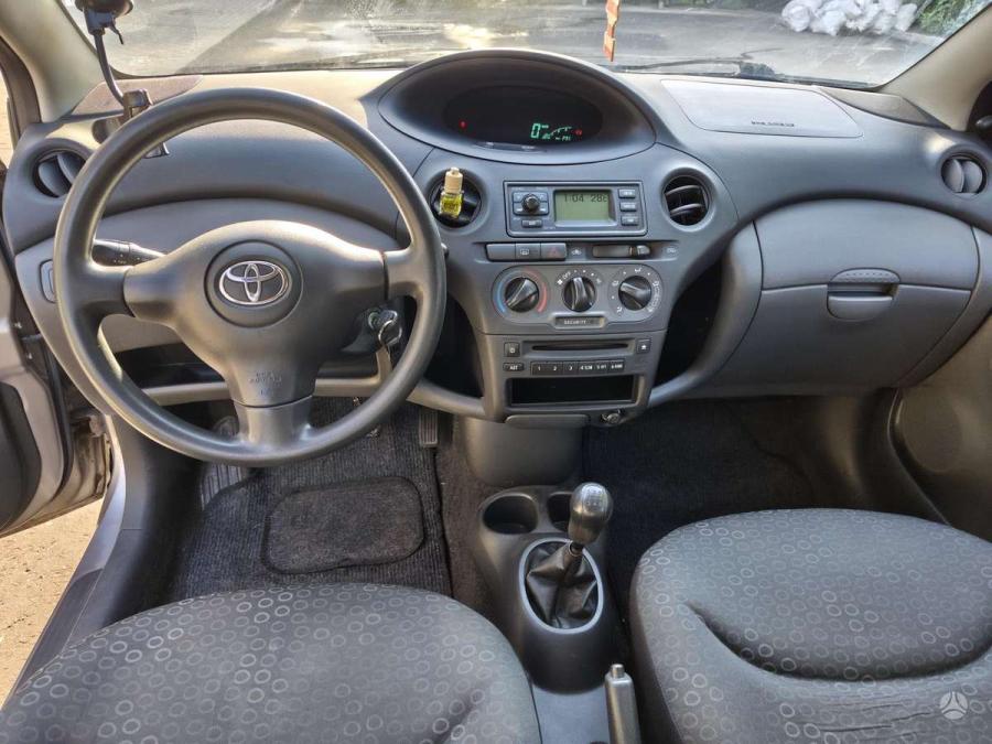 Grey Toyota Yaris 2004 in Vilnius, with an engine capacity of 1.36 L and mileage of 294 thousand km for 1150 €, photo 18 on AUTOMOTO.COM.LV