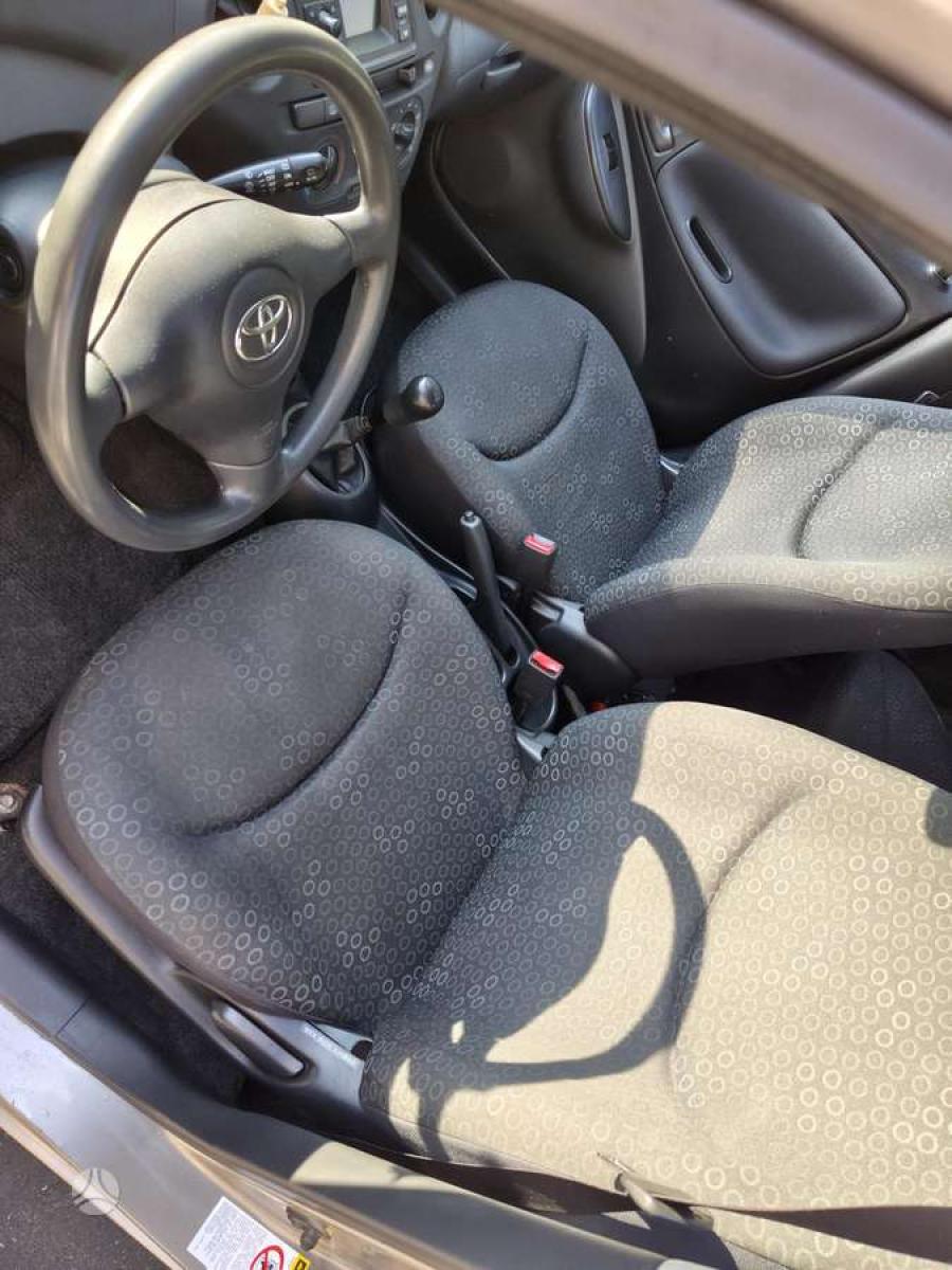 Grey Toyota Yaris 2004 in Vilnius, with an engine capacity of 1.36 L and mileage of 294 thousand km for 1150 €, photo 20 on AUTOMOTO.COM.LV