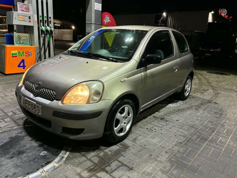 Pelēks Toyota Yaris 2004 Viļņa, ar dzinēja tilpumu 1.30 L un nobraukumu 230 tūkst. km par 999 €, foto 1 vietnē AUTOMOTO.COM.LV