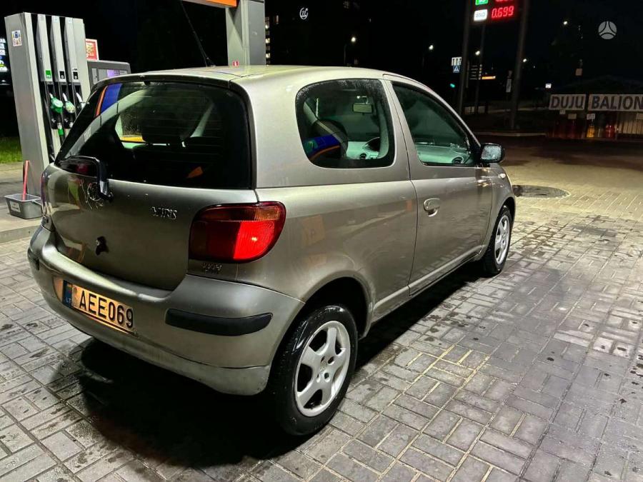 Pelēks Toyota Yaris 2004 Viļņa, ar dzinēja tilpumu 1.30 L un nobraukumu 230 tūkst. km par 999 €, foto 4 vietnē AUTOMOTO.COM.LV