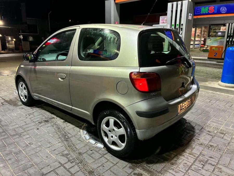 Pelēks Toyota Yaris 2004 Viļņa, ar dzinēja tilpumu 1.30 L un nobraukumu 230 tūkst. km par 999 €, foto 5 vietnē AUTOMOTO.COM.LV