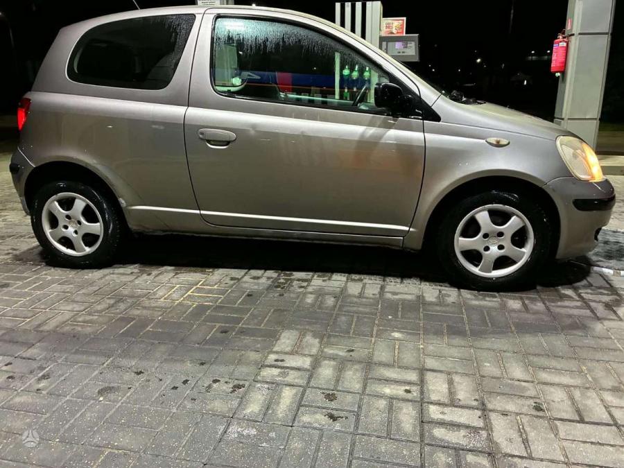 Pelēks Toyota Yaris 2004 Viļņa, ar dzinēja tilpumu 1.30 L un nobraukumu 230 tūkst. km par 999 €, foto 7 vietnē AUTOMOTO.COM.LV