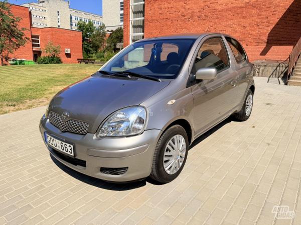 Pelēks Toyota Yaris 2004 Viļņa, ar dzinēja tilpumu 1.00 L un nobraukumu 118 tūkst. km par 2000 €, foto 1 vietnē AUTOMOTO.COM.LV