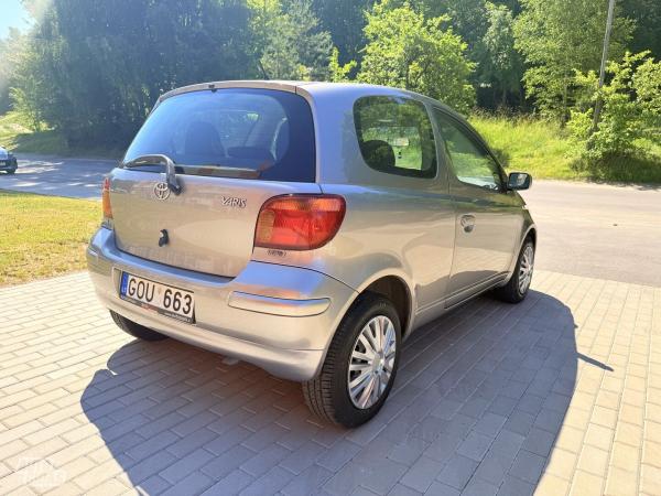 Pelēks Toyota Yaris 2004 Viļņa, ar dzinēja tilpumu 1.00 L un nobraukumu 118 tūkst. km par 2000 €, foto 5 vietnē AUTOMOTO.COM.LV