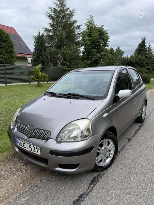 Grey Toyota Yaris 2004 in Vilnius, with an engine capacity of 1.36 L and mileage of 250 thousand km for 1450 €, photo 1 on AUTOMOTO.COM.LV