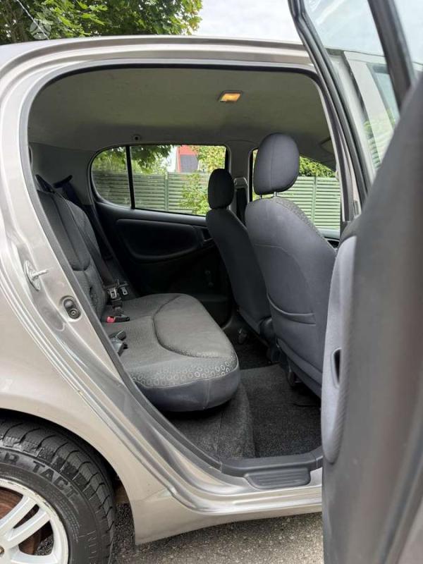 Grey Toyota Yaris 2004 in Vilnius, with an engine capacity of 1.36 L and mileage of 250 thousand km for 1450 €, photo 10 on AUTOMOTO.COM.LV