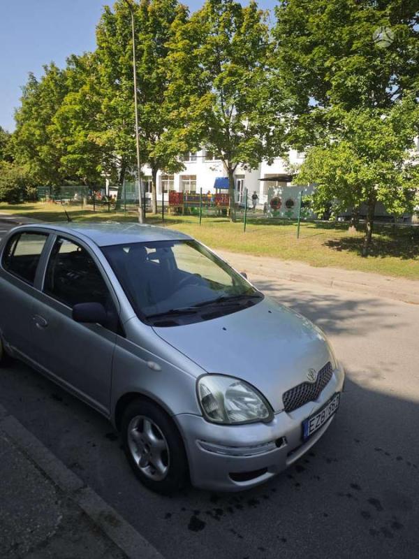Grey Toyota Yaris 2004 in Kaunas, with an engine capacity of 1.36 L and mileage of 258 thousand km for 700 €, photo 1 on AUTOMOTO.COM.LV