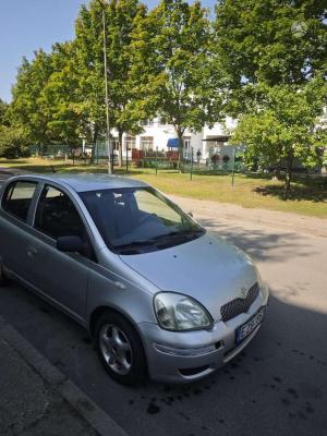 Pelēks Toyota Yaris 2004 Kauņa, ar dzinēja tilpumu 1.36 L un nobraukumu 258 tūkst. km par 700 €, foto  vietnē AUTOMOTO.COM.LV