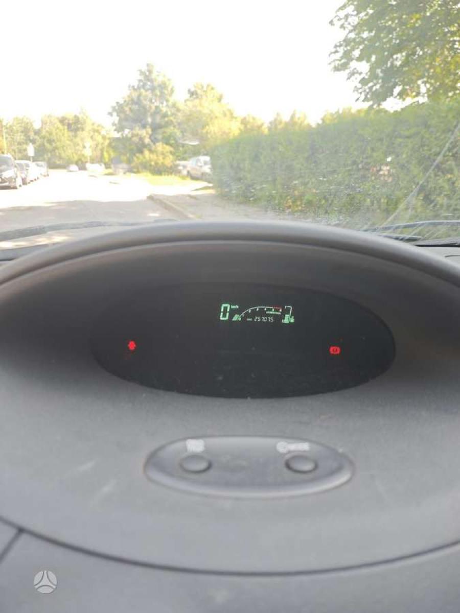 Pelēks Toyota Yaris 2004 Kauņa, ar dzinēja tilpumu 1.36 L un nobraukumu 258 tūkst. km par 700 €, foto 6 vietnē AUTOMOTO.COM.LV