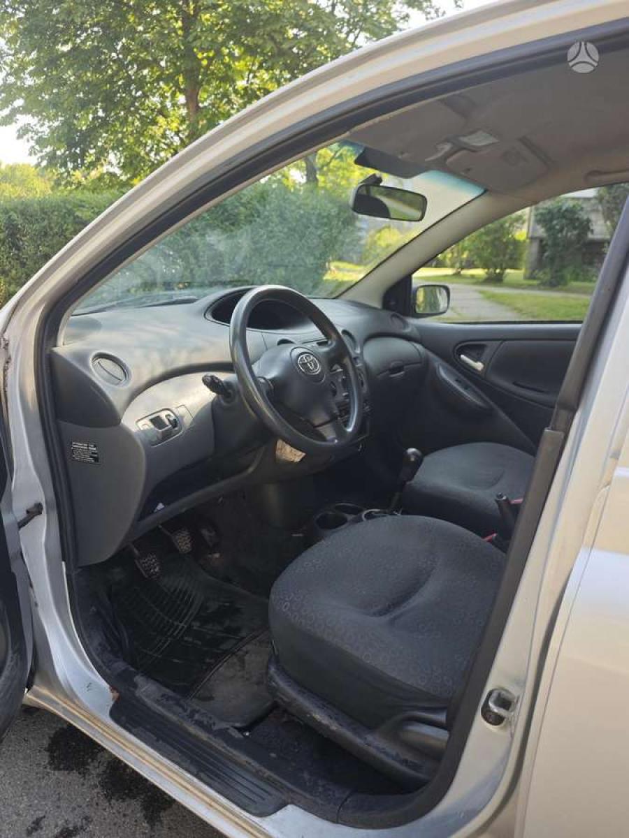 Pelēks Toyota Yaris 2004 Kauņa, ar dzinēja tilpumu 1.36 L un nobraukumu 258 tūkst. km par 700 €, foto 7 vietnē AUTOMOTO.COM.LV