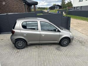 Pelēks Toyota Yaris 2004 Viļņa, ar dzinēja tilpumu 1.36 L un nobraukumu 238 tūkst. km par 1070 €, foto  vietnē AUTOMOTO.COM.LV