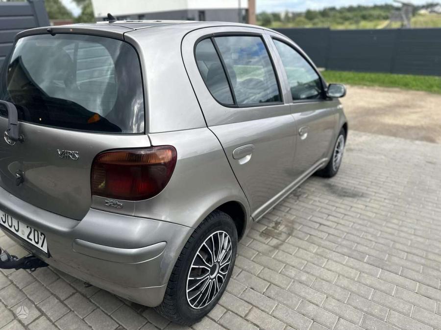 Серый Тойота Ярис 2004 в Вильнюс, объемом двигателя 1.36 л и пробегом 238 тыс. км за 1070 €, фото 3 на AUTOMOTO.COM.LV