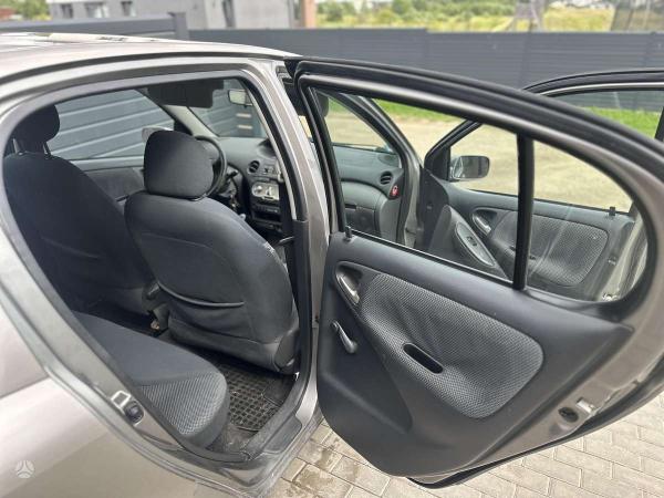 Grey Toyota Yaris 2004 in Vilnius, with an engine capacity of 1.36 L and mileage of 238 thousand km for 1070 €, photo 9 on AUTOMOTO.COM.LV