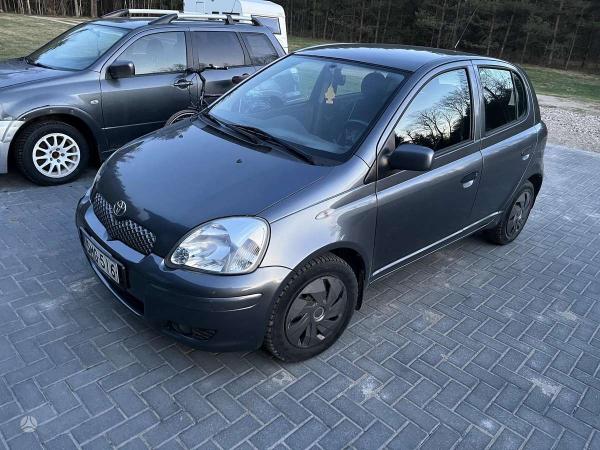 Pelēks Toyota Yaris 2004 Viļņa, ar dzinēja tilpumu 1.30 L un nobraukumu 254 tūkst. km par 1200 €, foto 1 vietnē AUTOMOTO.COM.LV