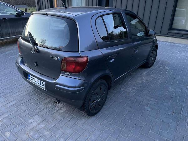 Pelēks Toyota Yaris 2004 Viļņa, ar dzinēja tilpumu 1.30 L un nobraukumu 254 tūkst. km par 1200 €, foto 3 vietnē AUTOMOTO.COM.LV