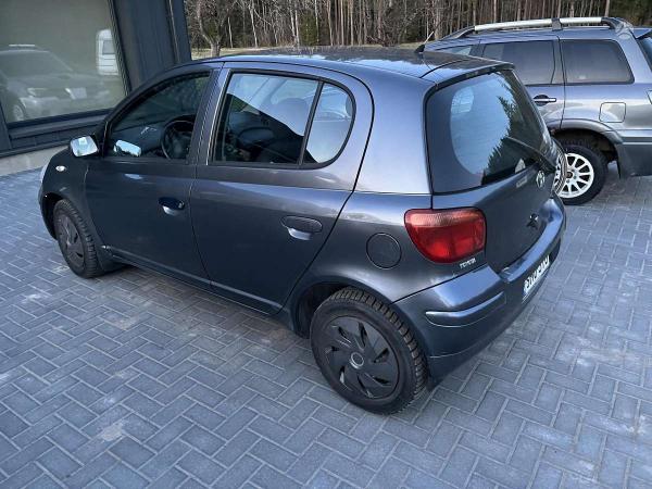Pelēks Toyota Yaris 2004 Viļņa, ar dzinēja tilpumu 1.30 L un nobraukumu 254 tūkst. km par 1200 €, foto 4 vietnē AUTOMOTO.COM.LV