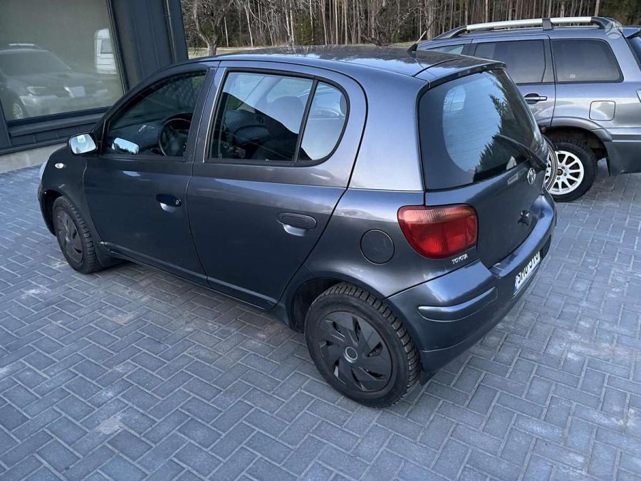 Pelēks Toyota Yaris 2004 Viļņa, ar dzinēja tilpumu 1.30 L un nobraukumu 254 tūkst. km par 1200 €, foto 4 vietnē AUTOMOTO.COM.LV
