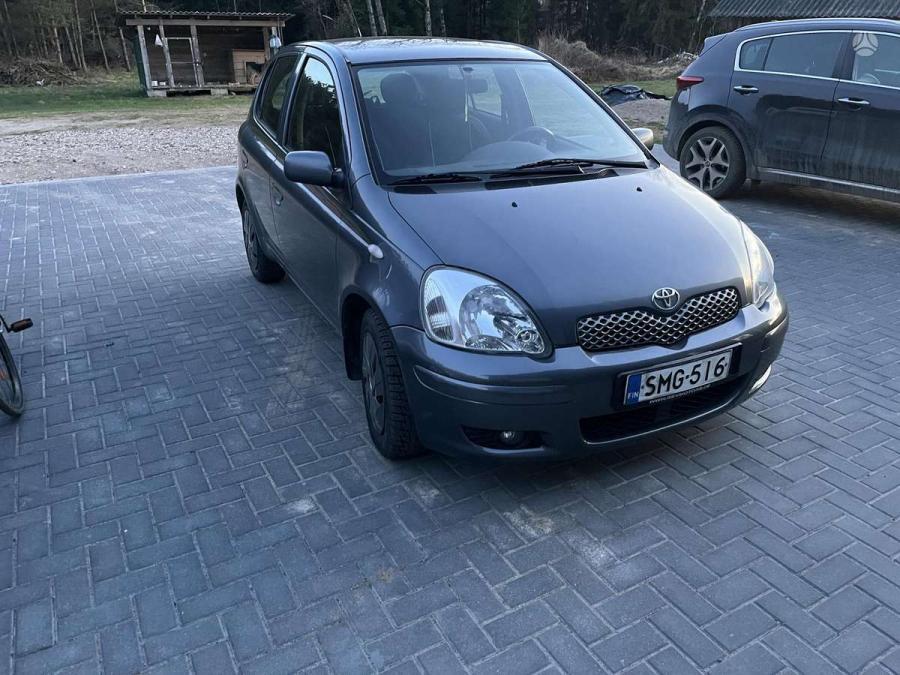 Pelēks Toyota Yaris 2004 Viļņa, ar dzinēja tilpumu 1.30 L un nobraukumu 254 tūkst. km par 1200 €, foto 5 vietnē AUTOMOTO.COM.LV