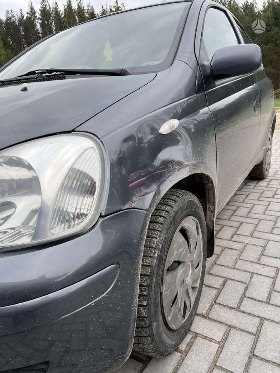 Pelēks Toyota Yaris 2004 Viļņa, ar dzinēja tilpumu 1.30 L un nobraukumu 254 tūkst. km par 1200 €, foto 6 vietnē AUTOMOTO.COM.LV