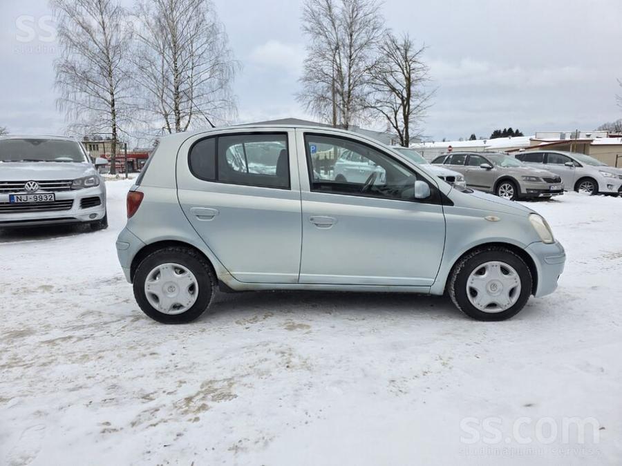 Pelēks Toyota Yaris 2004 Rēzekne, ar dzinēja tilpumu 1.00 L un nobraukumu 0 tūkst. km par 1550 €, foto 3 vietnē AUTOMOTO.COM.LV