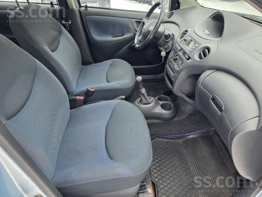 Pelēks Toyota Yaris 2004 Rēzekne, ar dzinēja tilpumu 1.00 L un nobraukumu 0 tūkst. km par 1550 €, foto 10 vietnē AUTOMOTO.COM.LV