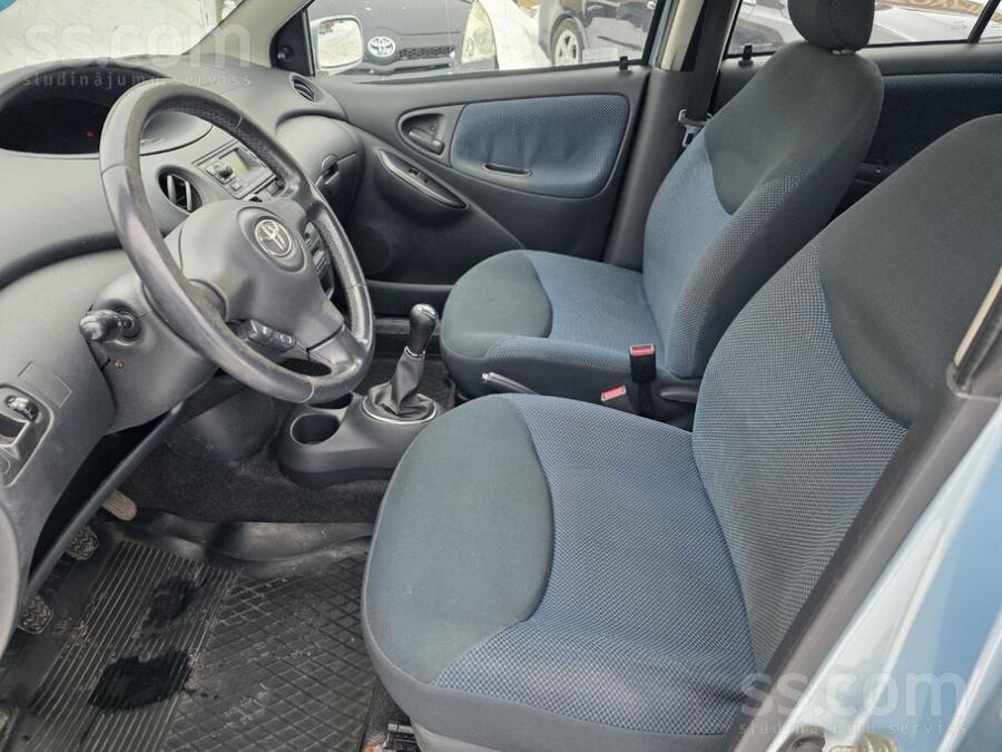 Pelēks Toyota Yaris 2004 Rēzekne, ar dzinēja tilpumu 1.00 L un nobraukumu 0 tūkst. km par 1550 €, foto 11 vietnē AUTOMOTO.COM.LV
