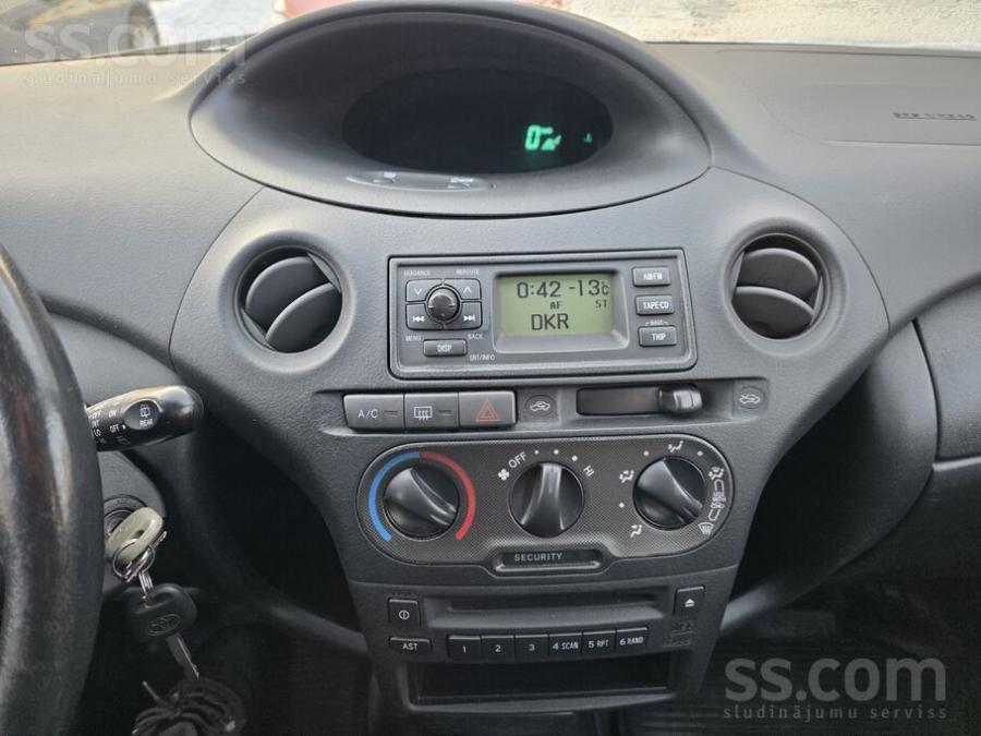 Pelēks Toyota Yaris 2004 Rēzekne, ar dzinēja tilpumu 1.00 L un nobraukumu 0 tūkst. km par 1550 €, foto 15 vietnē AUTOMOTO.COM.LV