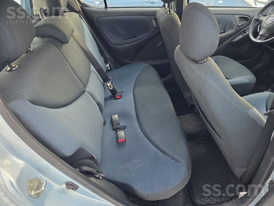 Pelēks Toyota Yaris 2004 Rēzekne, ar dzinēja tilpumu 1.00 L un nobraukumu 0 tūkst. km par 1550 €, foto 19 vietnē AUTOMOTO.COM.LV
