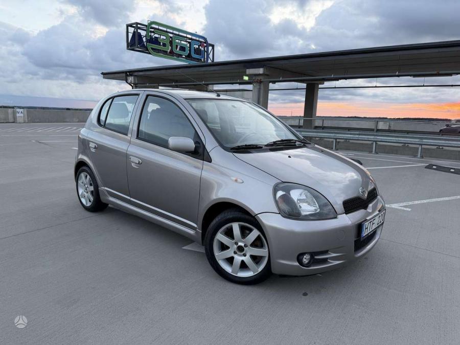 Grey Toyota Yaris 2004 in Vilnius, with an engine capacity of 1.50 L and mileage of 200 thousand km for 1700 €, photo 1 on AUTOMOTO.COM.LV